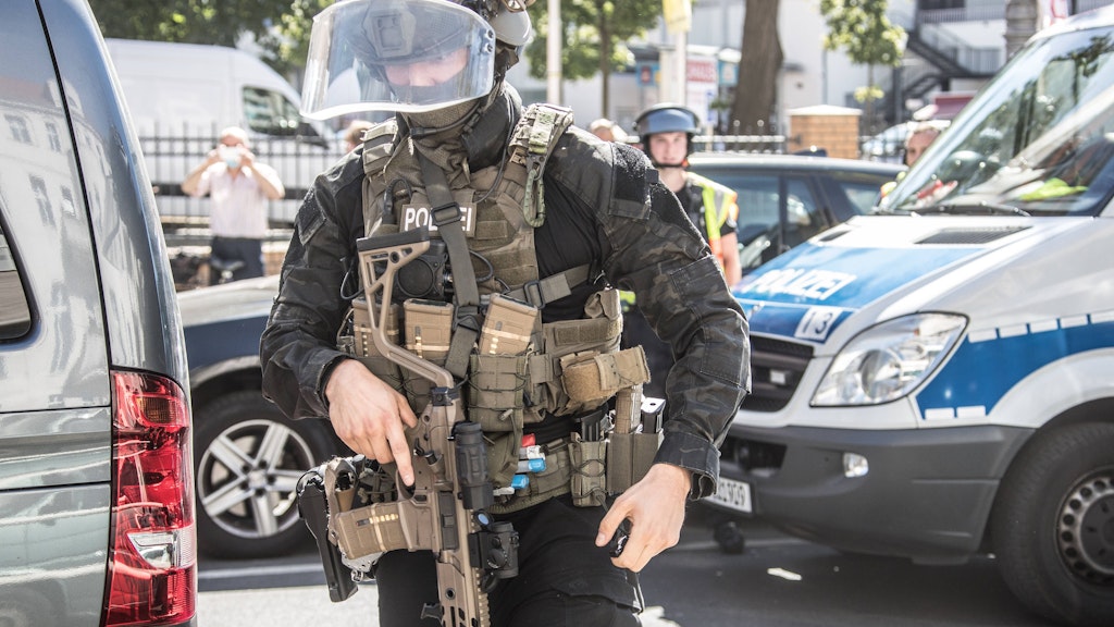 Razzia In Berlin SEK St rmt Wohnungen Und Findet Drogen Und Waffen razzia-in-berlin-sek-st-rmt-wohnungen-und-findet-drogen-und-waffen