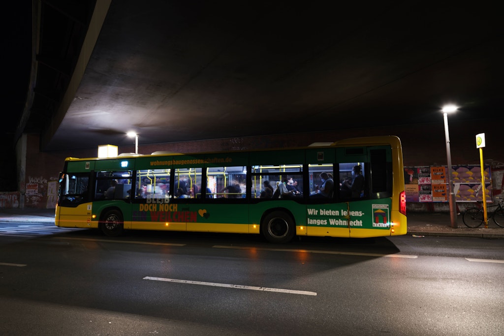 Streit um Zigarette: Fahrgast schlägt BVG-Busfahrer zusammen