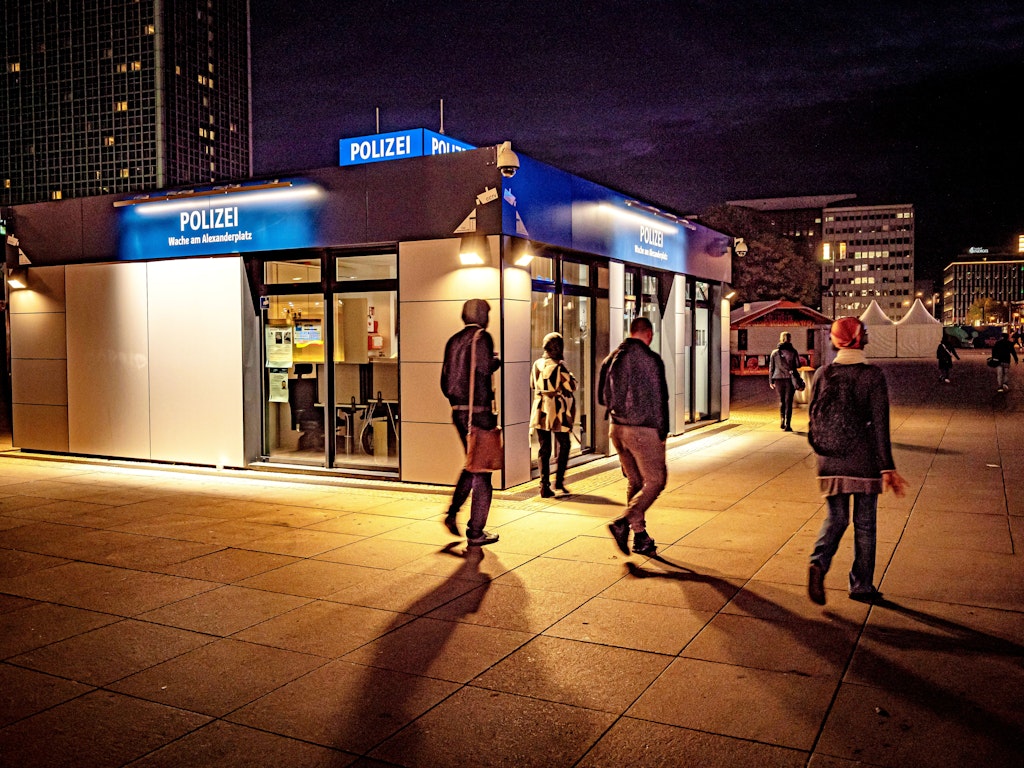 Mann vor Alex-Wache bewusstlos geprügelt: Bewährungsstrafe für Polizisten – Freispruch für Ex ...